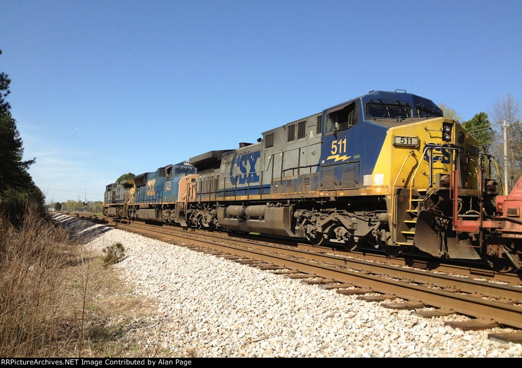 CSX AC44CW 313, SD70MAC 4736, and AC44CW 511 wait for green